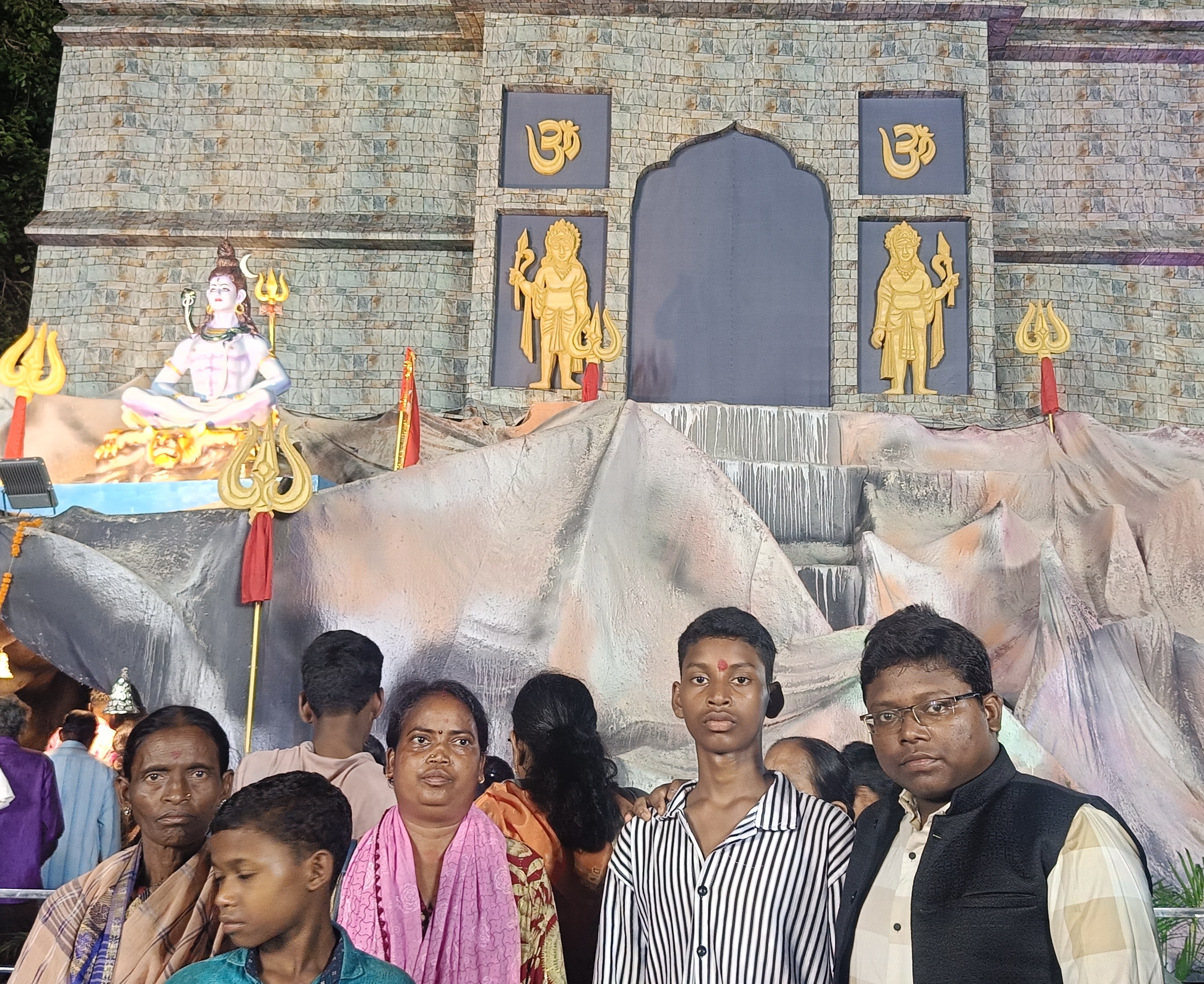 Maa Durge Darshana with my family, Happy Dusshera 2025 to my Circle 🙏🔱 ...